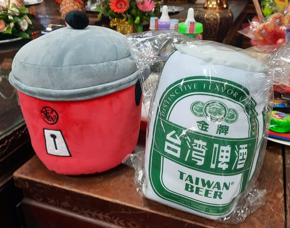 Shopping for Souvenirs During a Taiwan Private Tour - Life of Taiwan